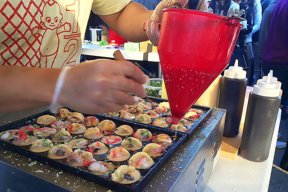 Feast Your Way Through the Best Food at the Queens Night Market ...