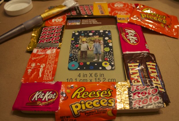 Halloween Candy Wrapper Picture Frame Craft | Mommy Poppins - Things To ...