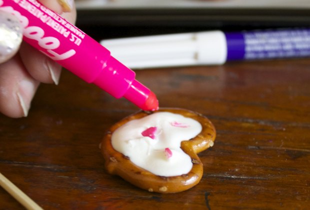 Easy Bunny and Chick Pretzel Easter Treats | Mommy Poppins - Things To ...