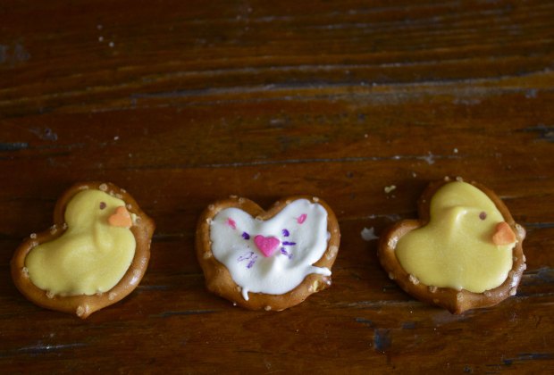 Easy Bunny and Chick Pretzel Easter Treats | Mommy Poppins - Things To ...